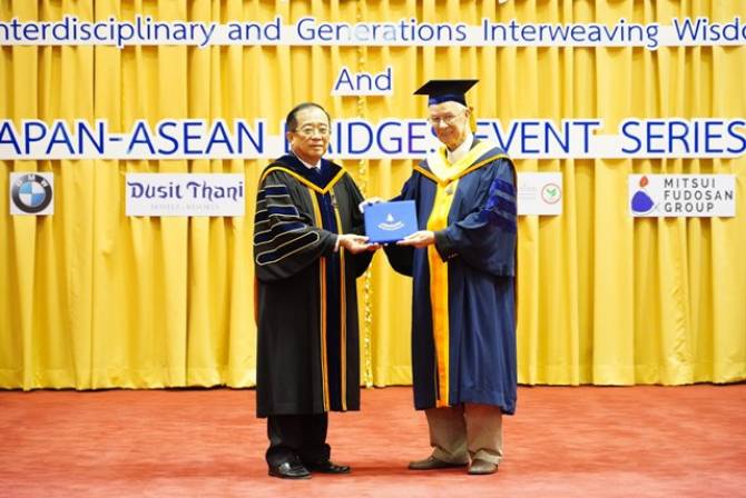 บ้านเมือง - รามคำแหง มอบปริญญาปรัชญาดุษฎีบัณฑิตกิตติมศักดิ์ แก่ Prof ...